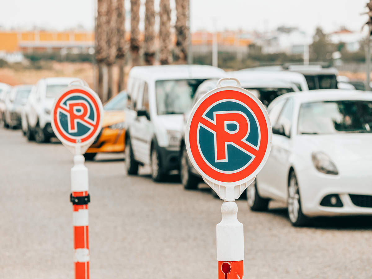 4 Quick and Easy Ways to Set Up Temporary No Parking Signs