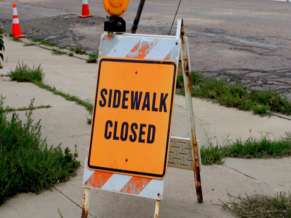 Advantages of Lightweight Materials for Portable Traffic Signs