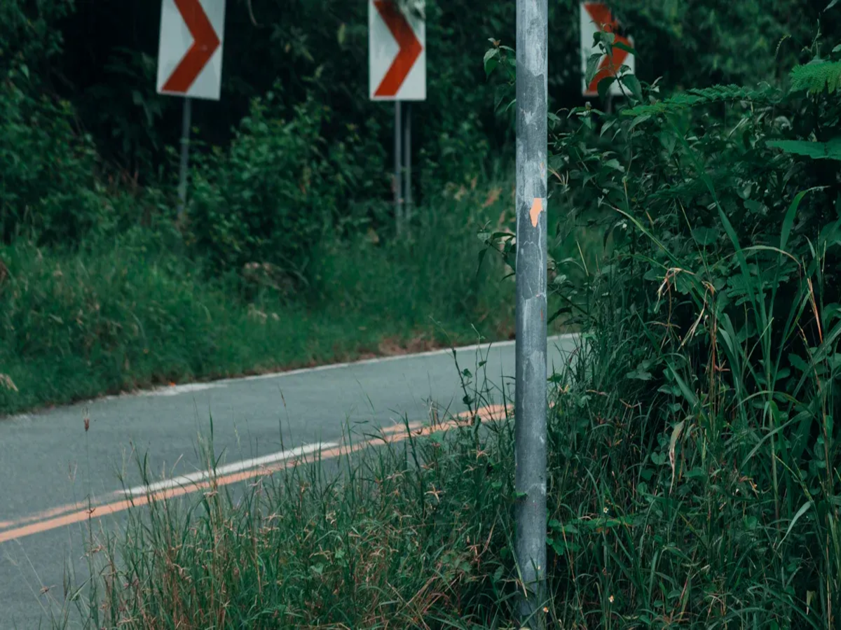 Road Traffic Safety Signs Vary by Environment: A Practical Guide