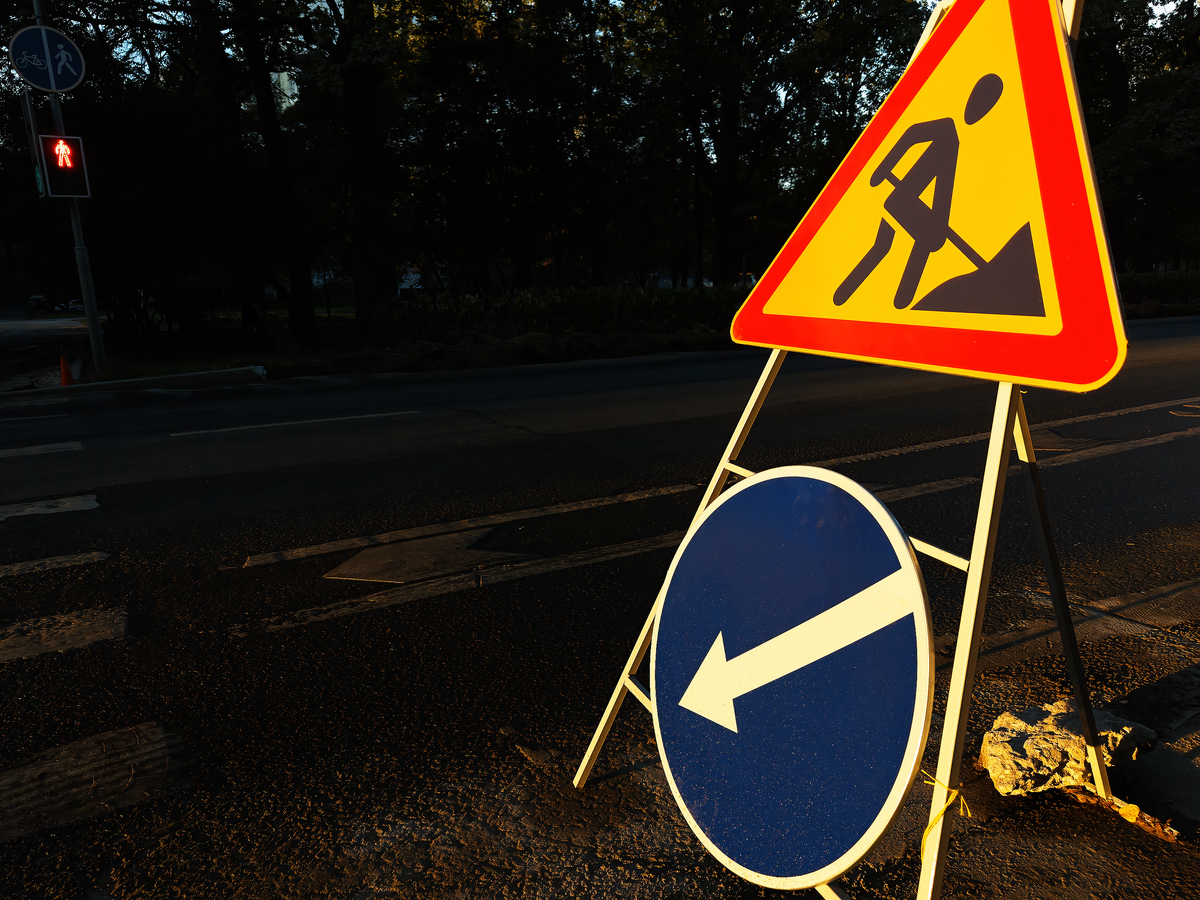 Choose High-Visibility Traffic Sign Colors for Nighttime Construction