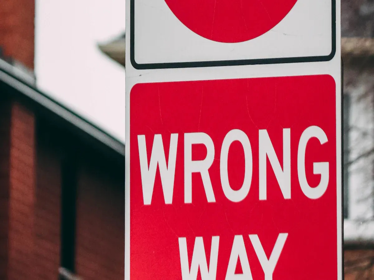 Avoiding Misleading Color Combinations in Safety Sign Design