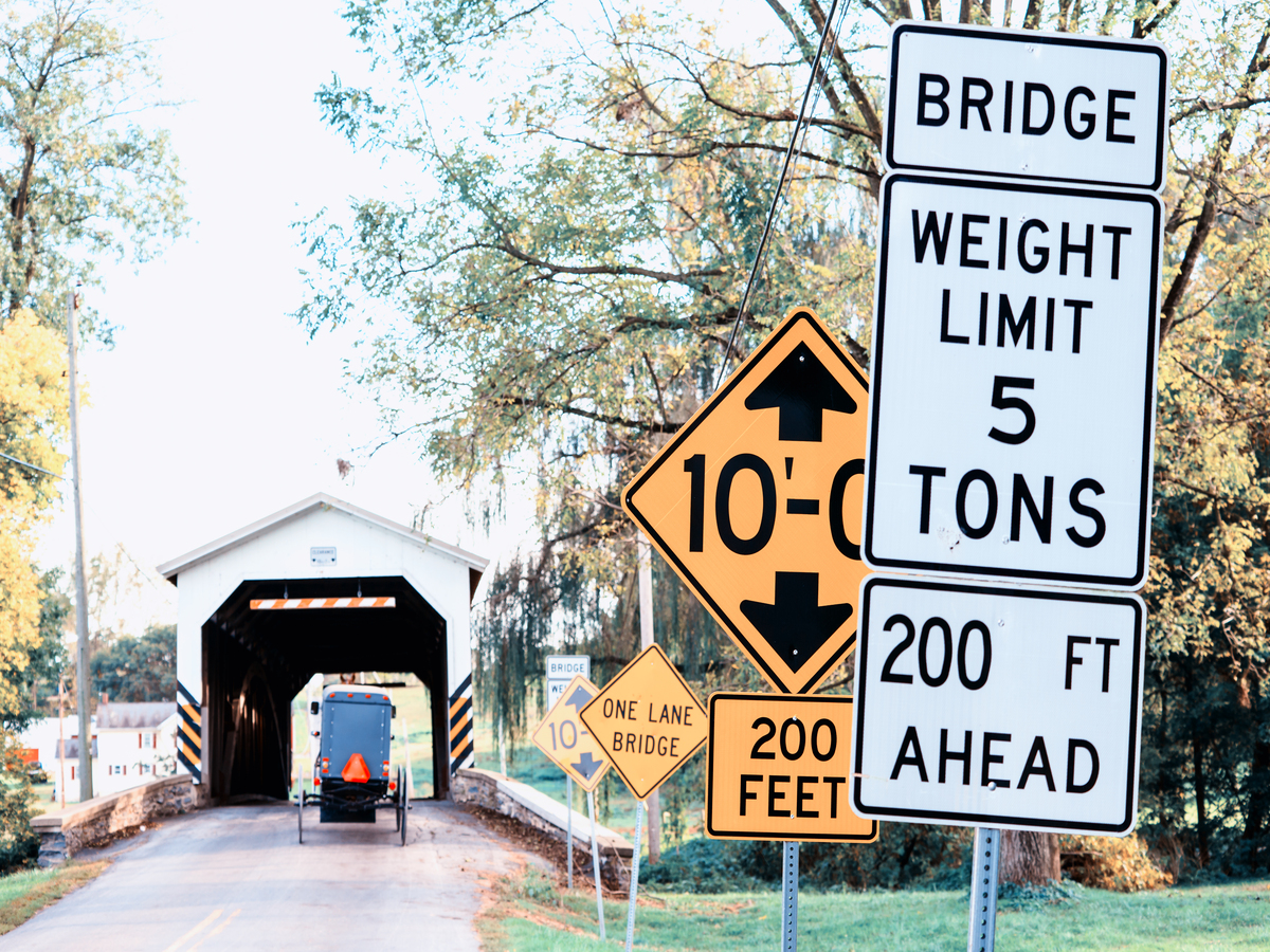 Global Road Sign Frames Standards: Comparing US, EU, Australia