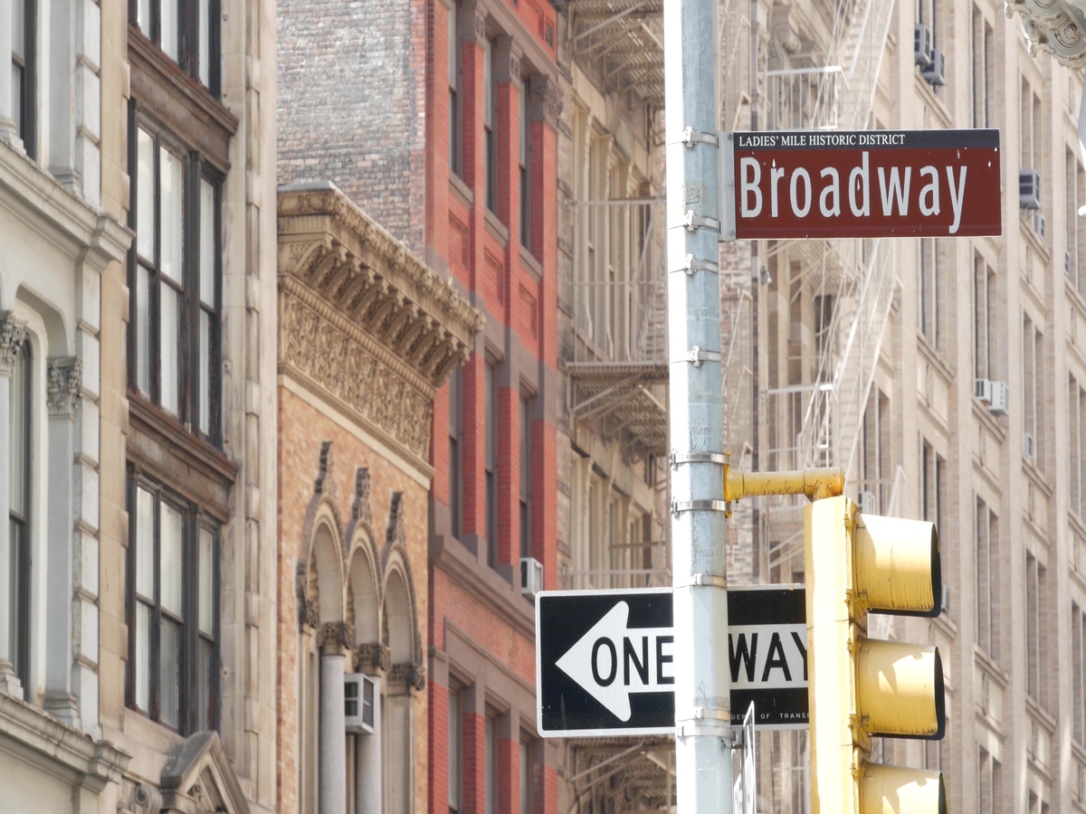 Street Name Sign Brackets: Flat vs. Extruded Blade Guide