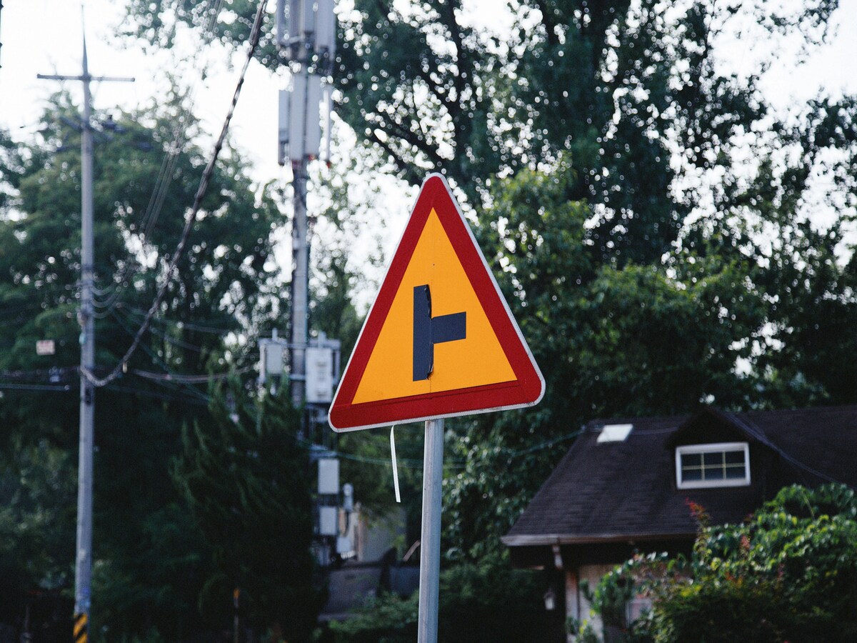 Corrosion-Resistant Coatings on Longevity of Traffic Sign Hardware