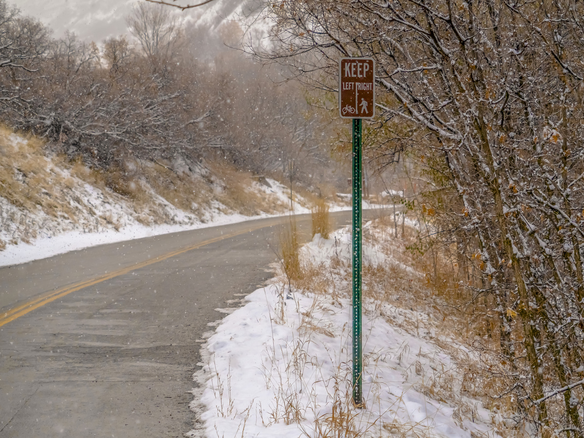 How Aluminum Sign Road Brackets Perform in Extreme Weather