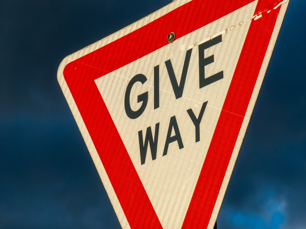 Give Way vs. Yield Sign: Sign Language in Australia and the UK