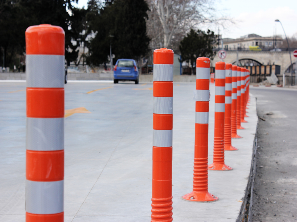 Difference Between Road Bollard and Delineator