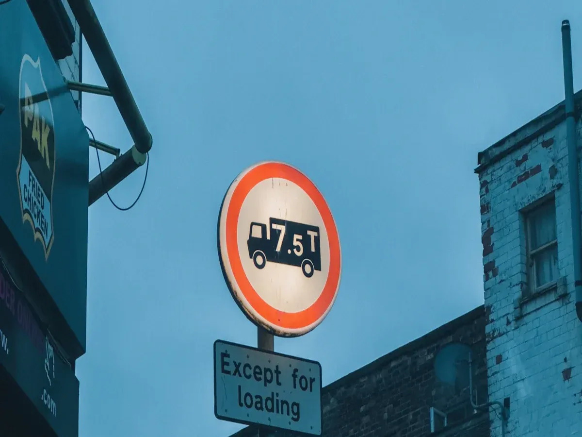 A Complete Guide to UK Traffic Sign Sizes for Contractors