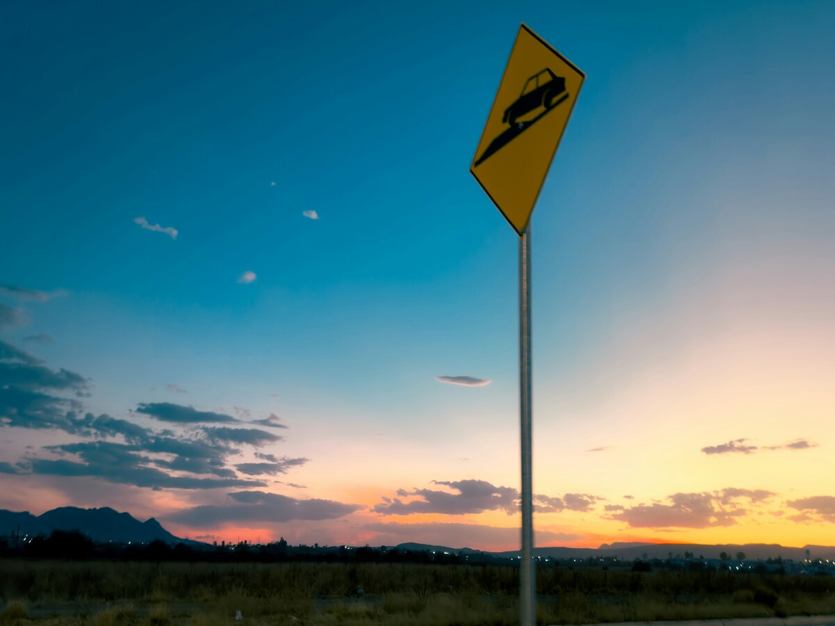 ACM vs Plastic: Which Material is Better for Traffic Signs for Sale?