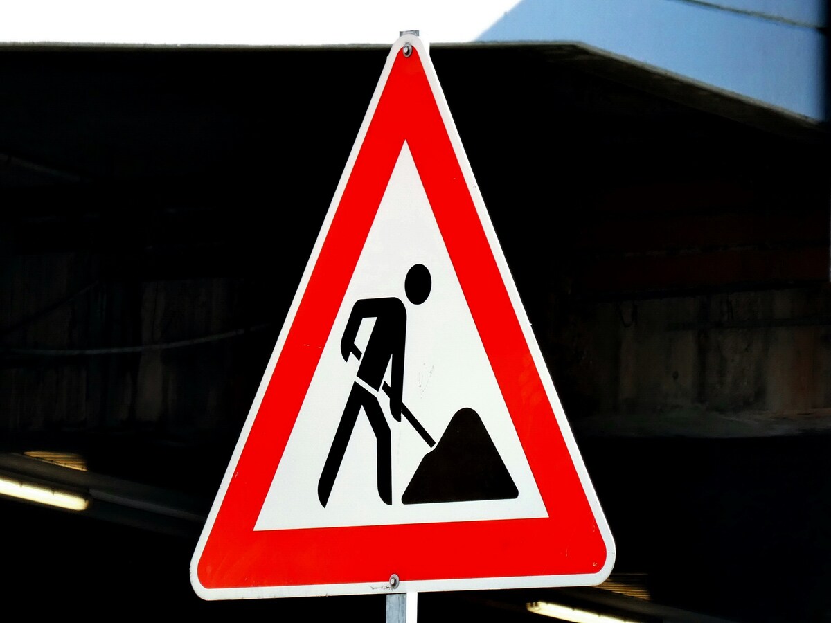 UK Regulations for Temporary Traffic Signs in Roadworks
