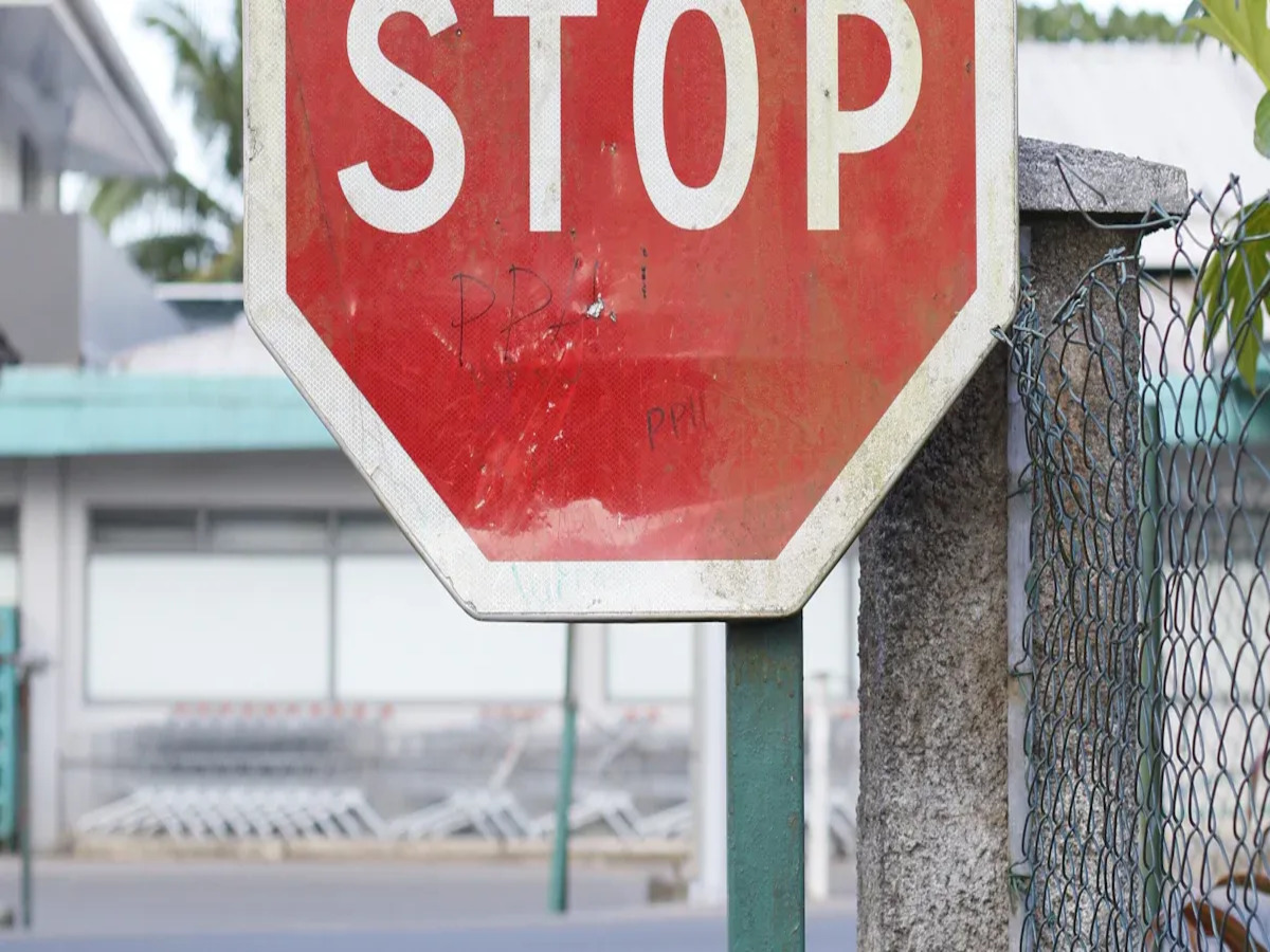 Properly Use Distance Plates for STOP and GIVE WAY Signs