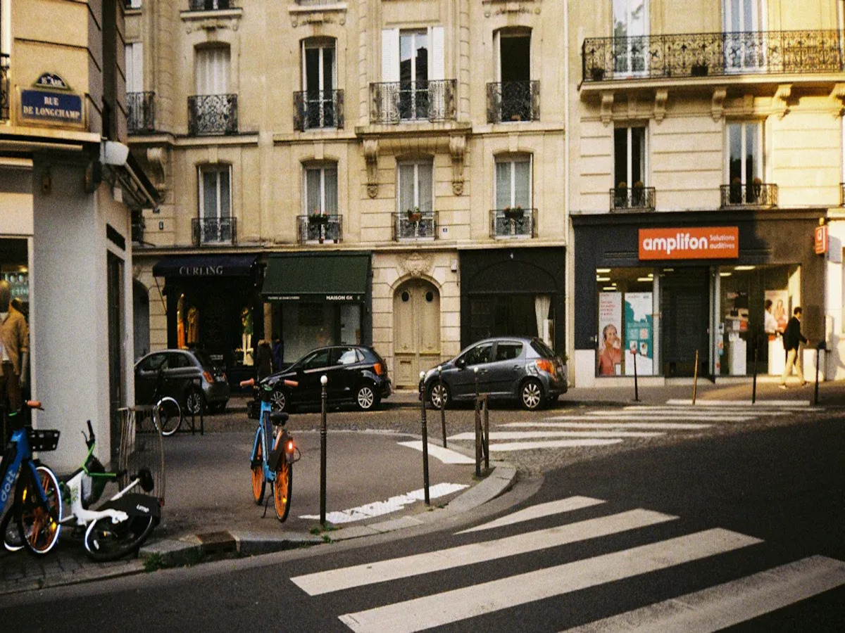Why Paris Doesn’t Use Stop Signs and It Means for Urban Traffic