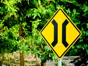 Prevent Accidents on Narrow Bridges: The Right Traffic Signage