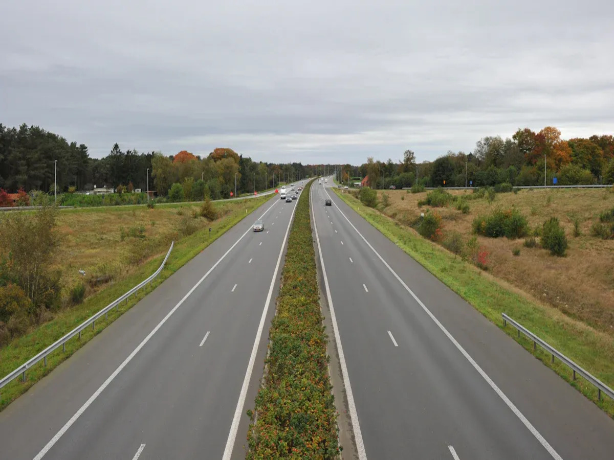 Divided Highway Ends Sign vs. Divided Highway Begins Sign