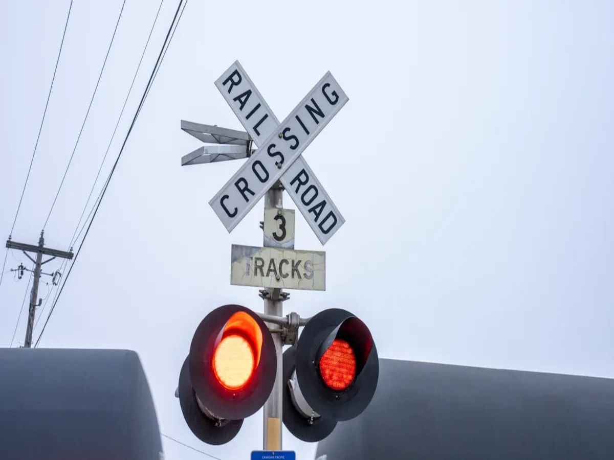 Mastering Railroad Crossing Safety: Signs, Signals, Safe Driving