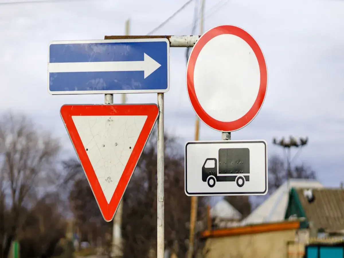 Determine the Optimal Hole Placement for Types of Traffic Signs